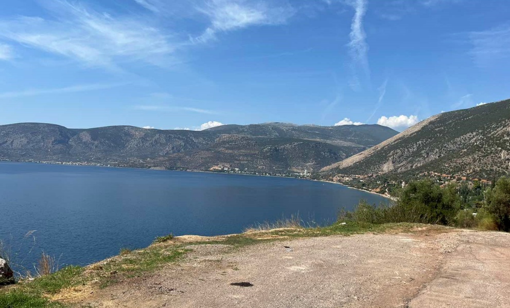 Ο παραλιακός Ημιμαραθώνιος του 6ου “Ξενοδάμειου” στην Αντίκυρα. ΧΑΡΤΗΣ ...